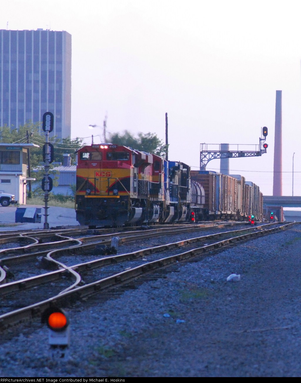 KCS 4109 flanked by signals at 32nd street
